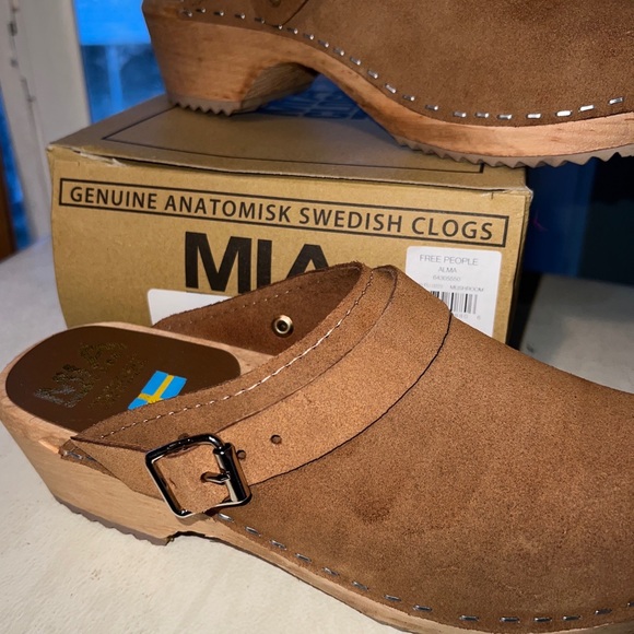 Mia Free People | Shoes | Nwt Mia Free People Alma Tan Suede Clogs Sz ...